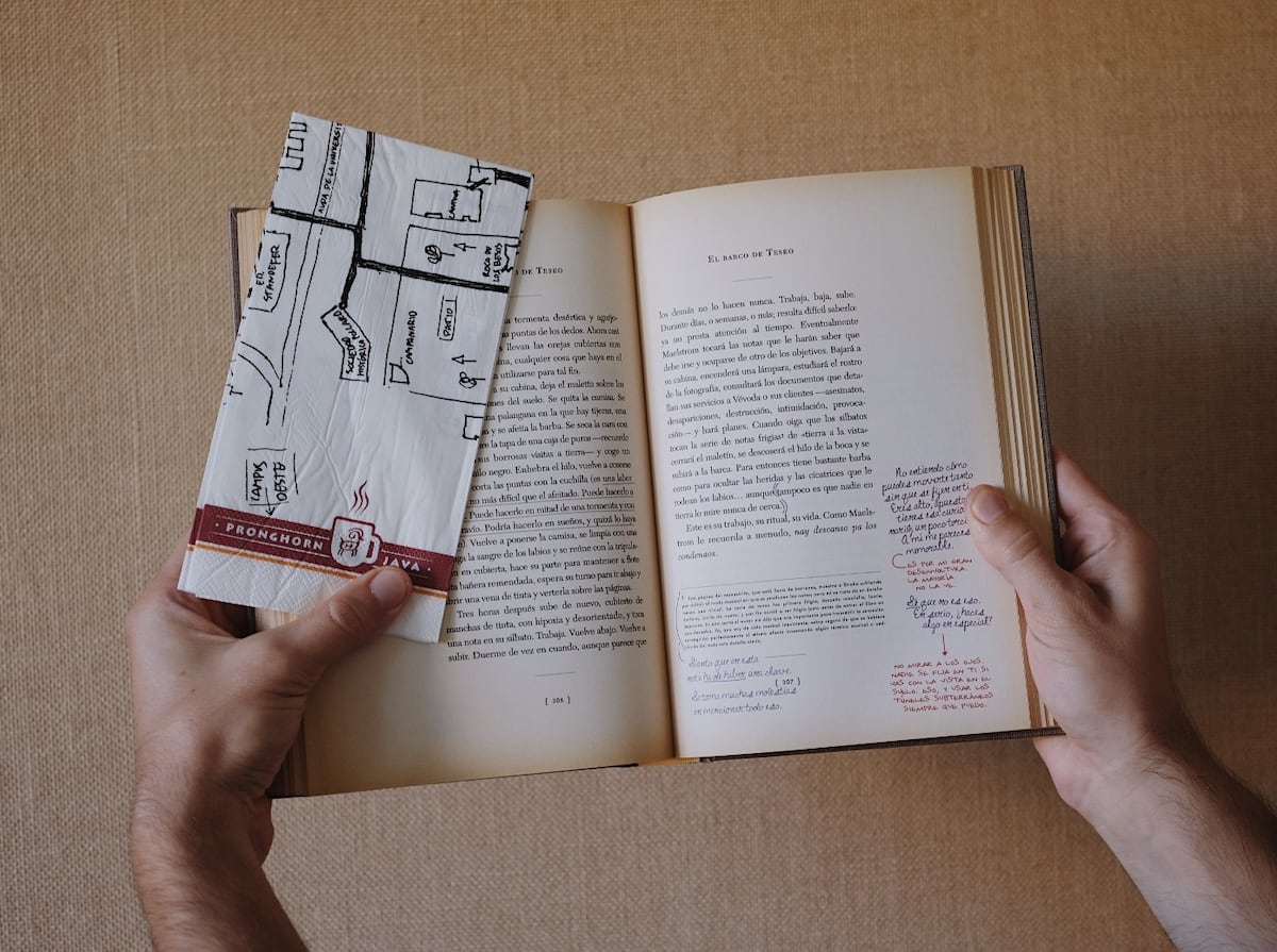 El cineasta J. J. Abrams y el escritor Doug Dorst crean un libro muy tangible en tiempos ...