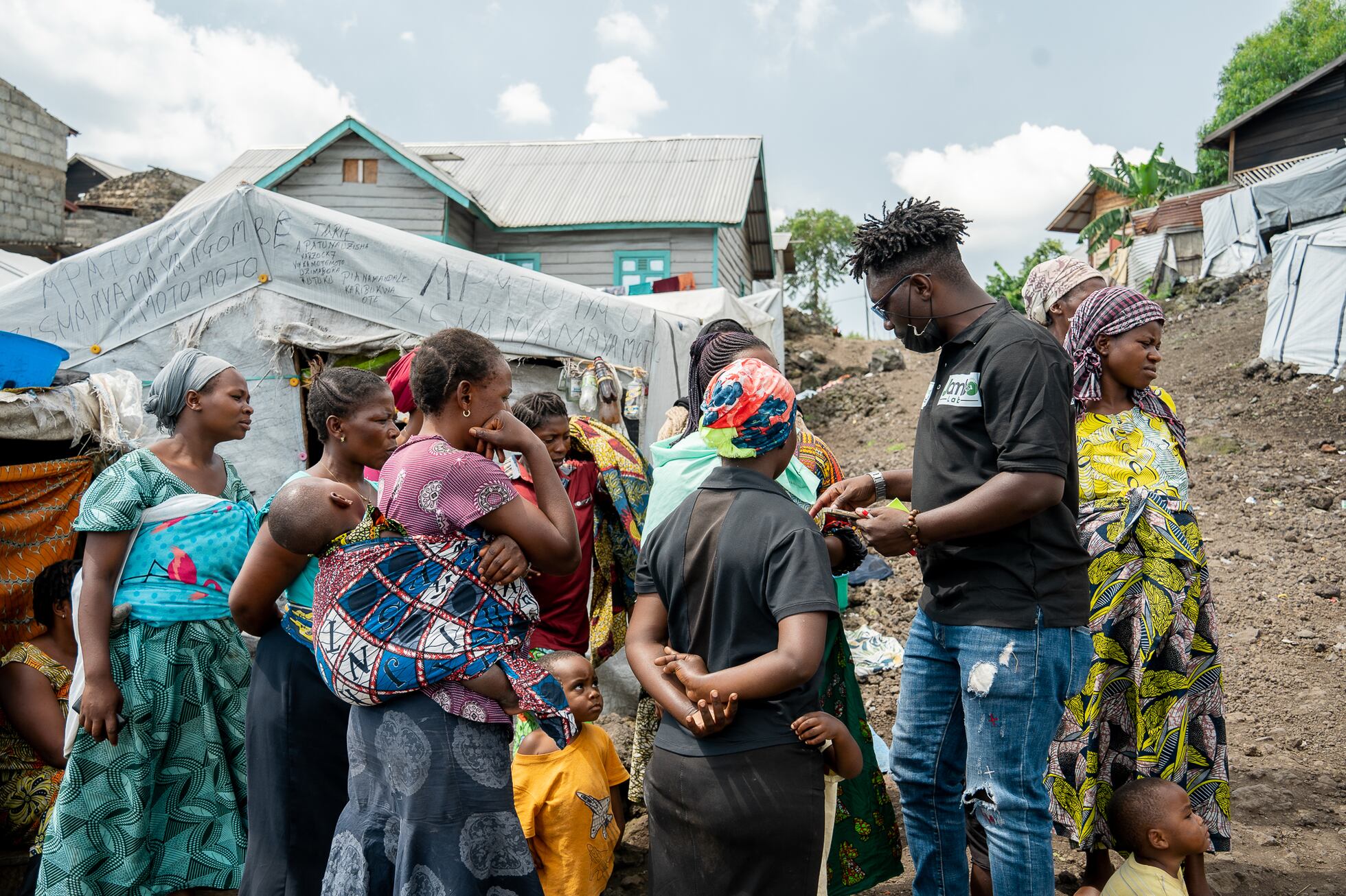 Monique Muheza, a la derecha, explicaba a una agente sobre el terreno de Jambo-Lab cómo ha ...