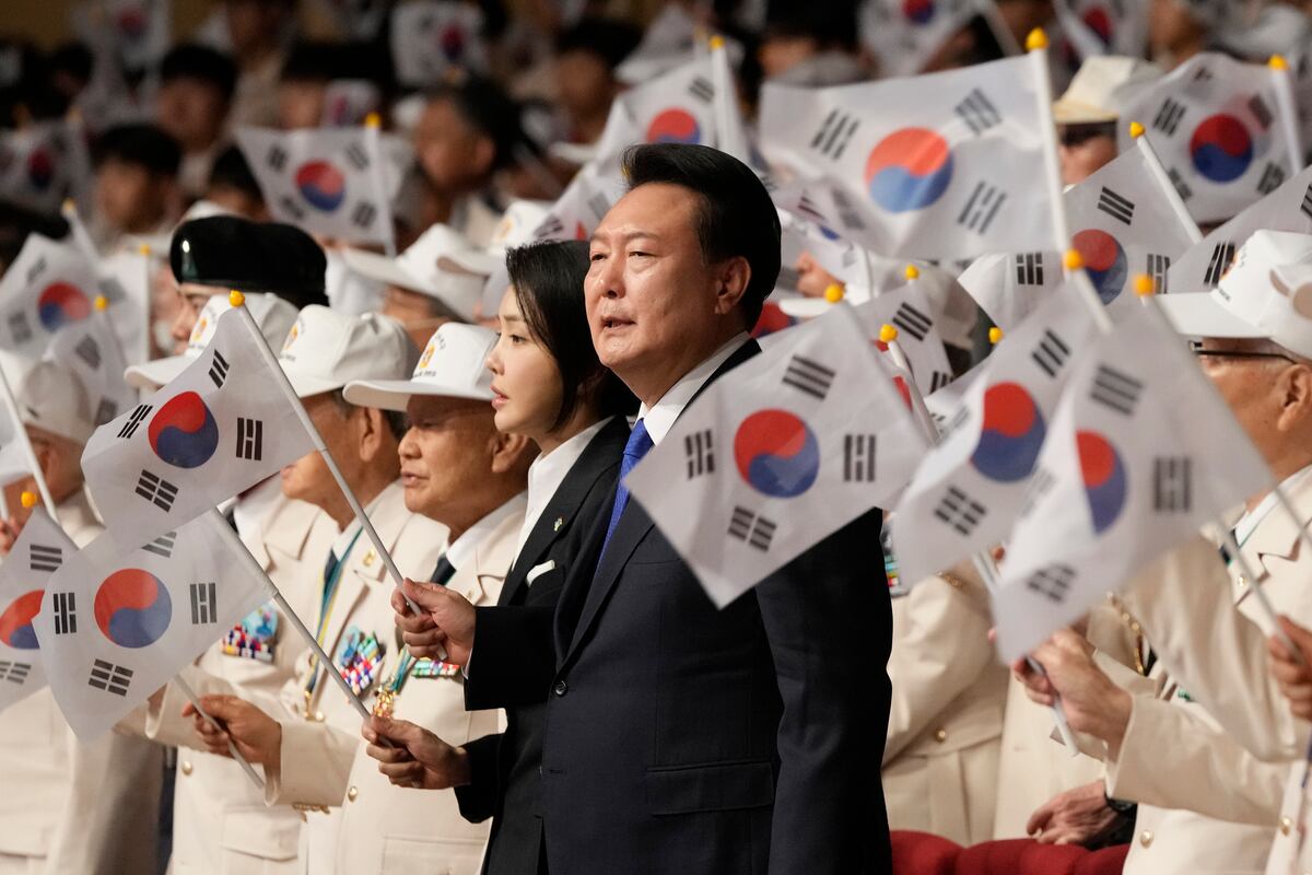 Quién es Yoon Suk-yeol, el presidente que declaró la ley marcial en ...