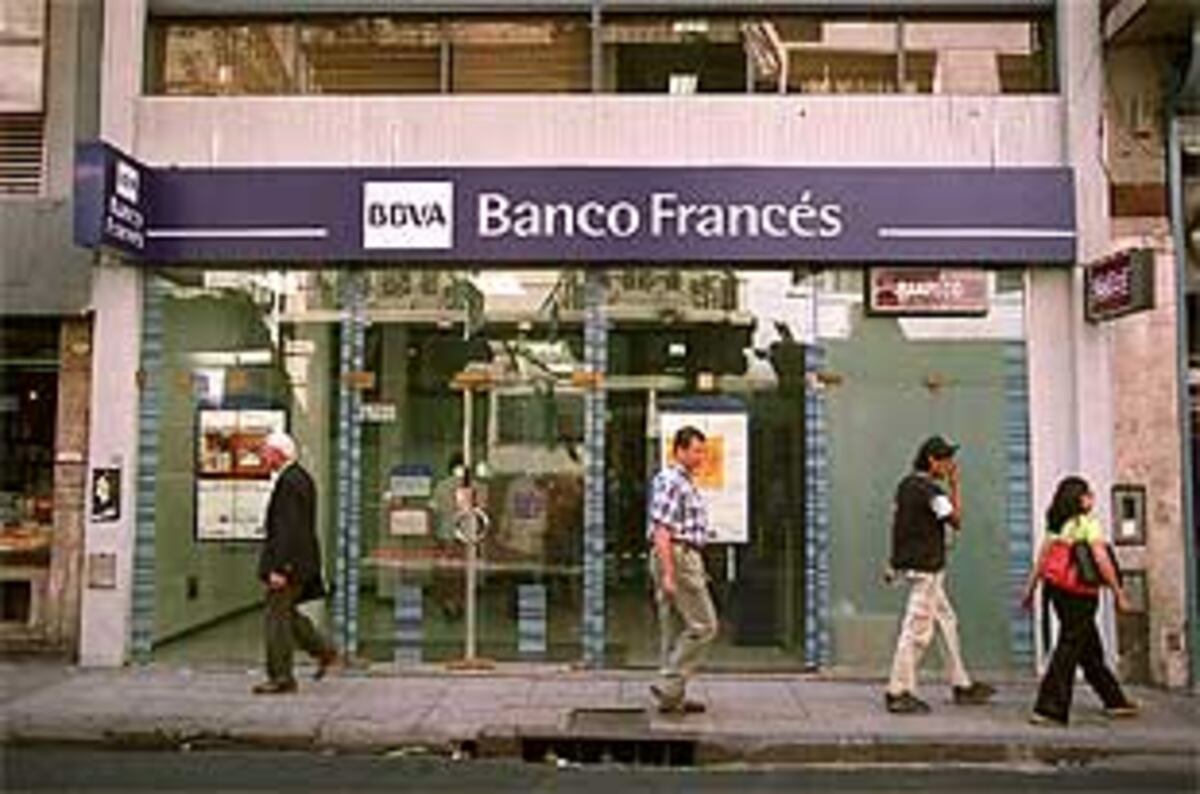 Fachada de una sucursal del Banco Francés, en Buenos Aires | Economía ...