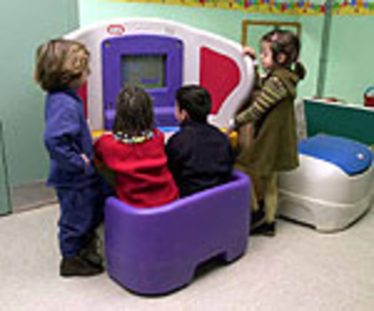 Un grupo de niños usan el pupitre digital KidSmart. ESCENA | CiberPaís ...