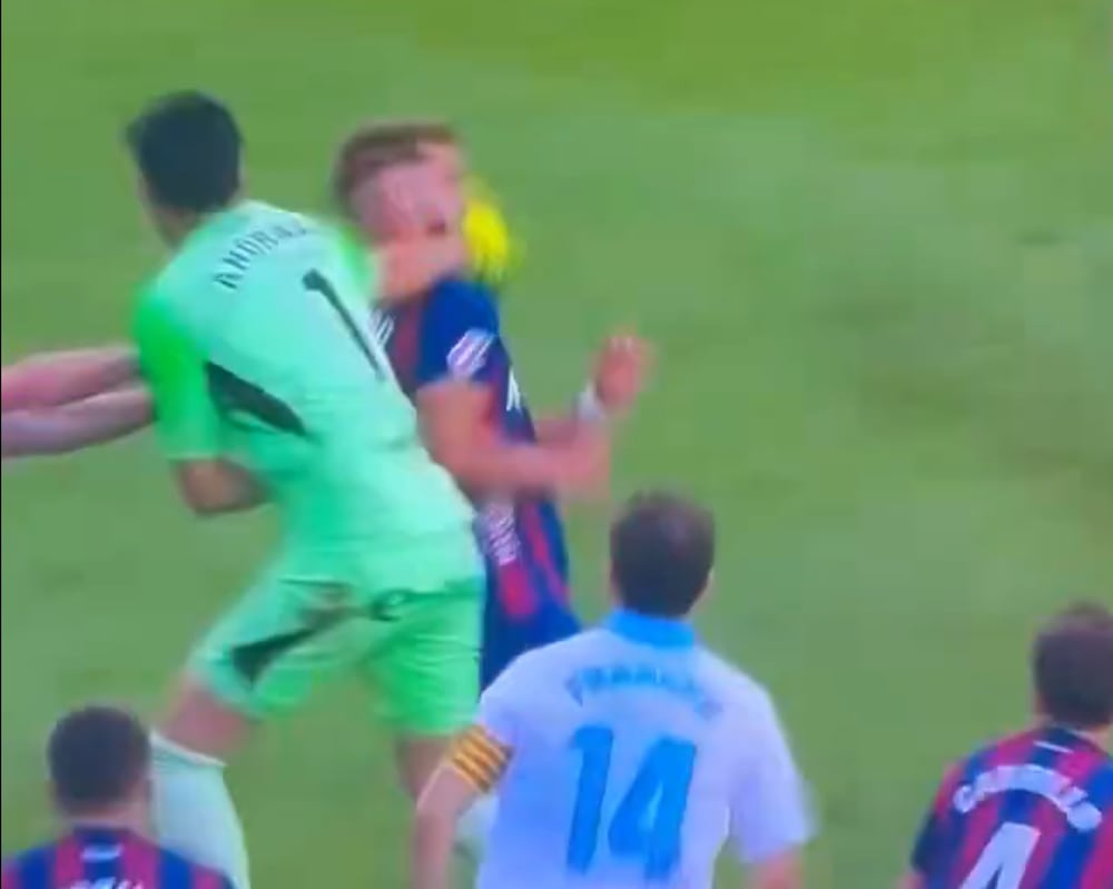 Andrada, portero del Zaragoza, asesta un puñetazo a Pulido, del Huesca ...