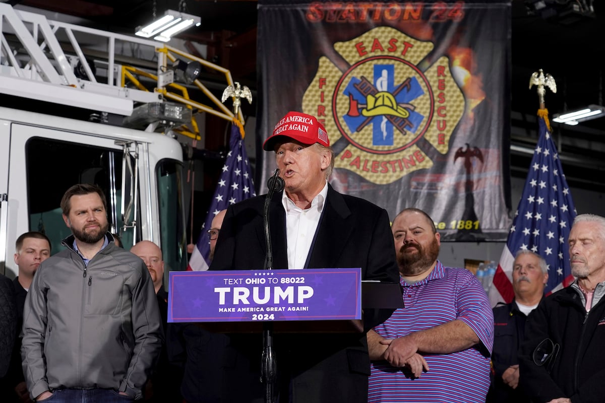 Trump criticizes federal response to Ohio train derailment | U.S. | EL ...