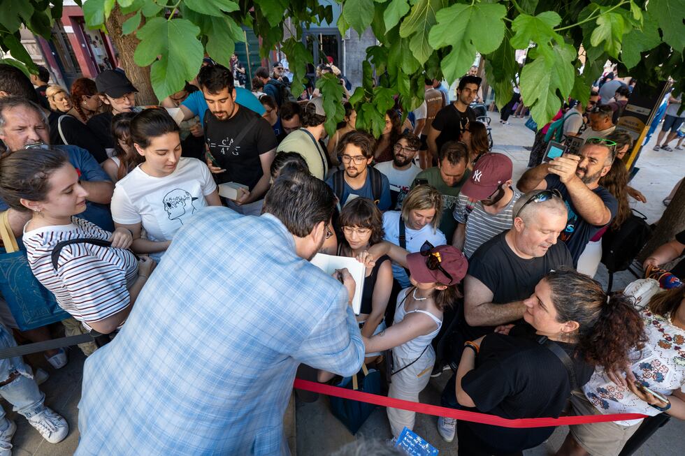 Brandon Sanderson, el escritor superestrella con 70 personas a su cargo ...