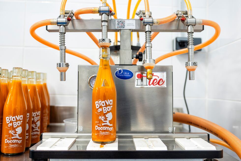 La salsa secreta de las patatas bravas más famosas de Madrid se expande a tiendas y mercados ...