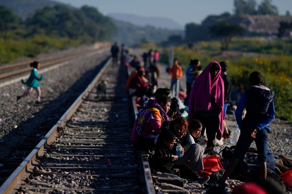 Wave of migrants that halted trains in Mexico started with migrant ...