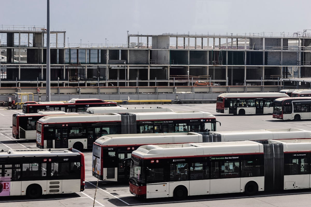La súper cochera de autobuses de TMB en la Zona Franca de Barcelona ...