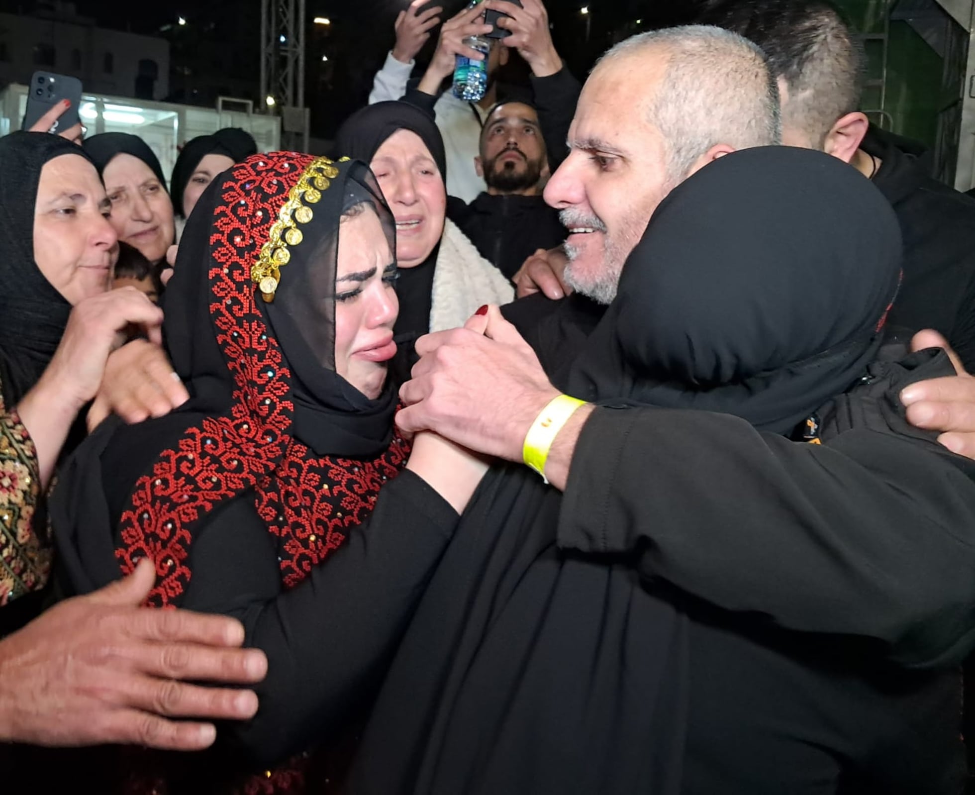 Hamás entrega a ocho rehenes en la mayor liberación de la tregua e ...