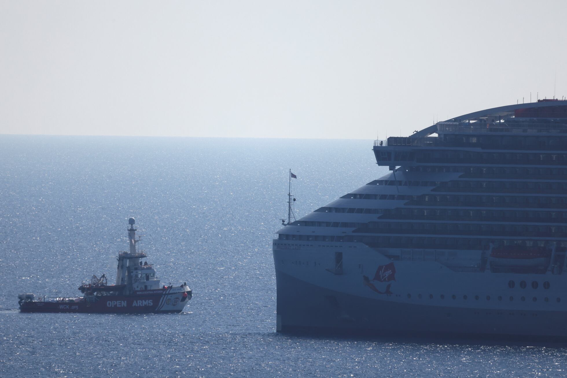 El barco ‘Open Arms’ zarpa con 200 toneladas de alimentos e inaugura el ...
