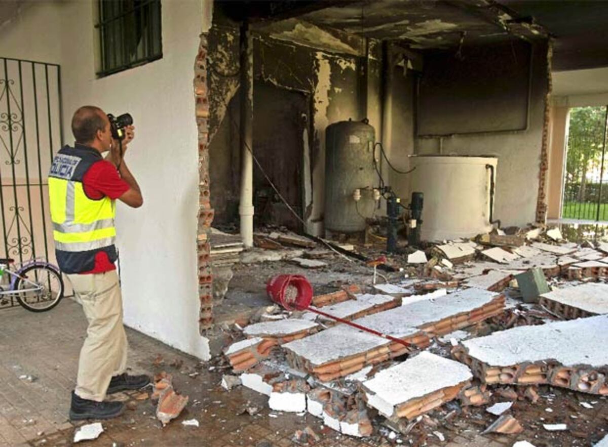 Destrozos causados por explosión | España | EL PAÍS