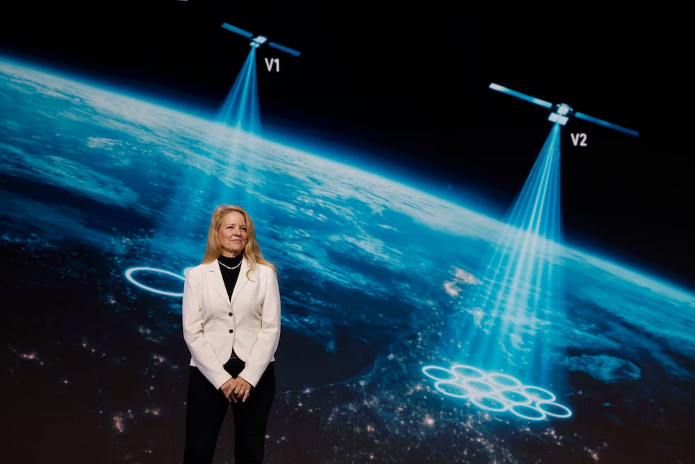SpaceX acelera en los nuevos negocios de telecos satelitales mientras ...
