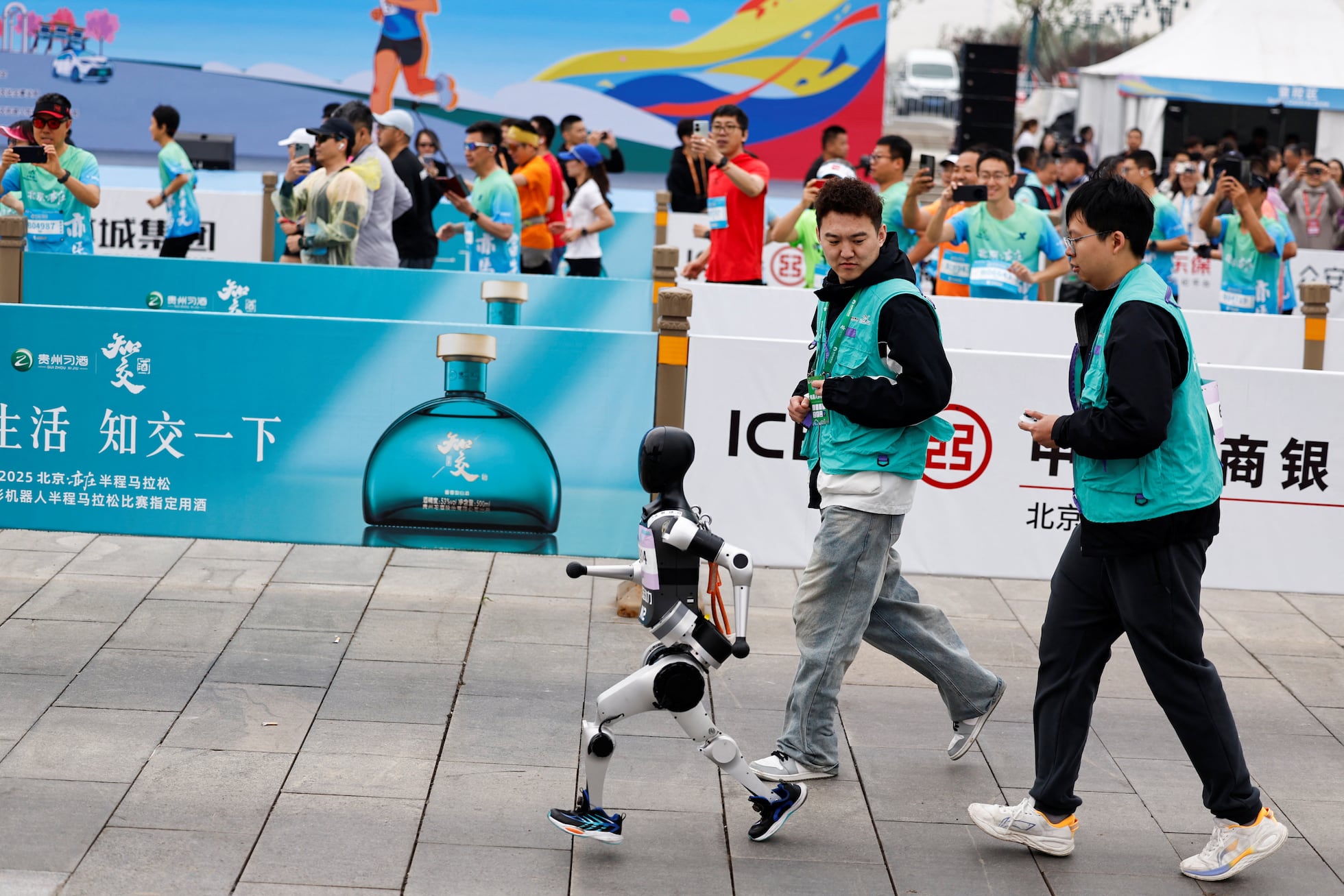 China pone a correr a sus robots en el primer medio maratón del mundo ...