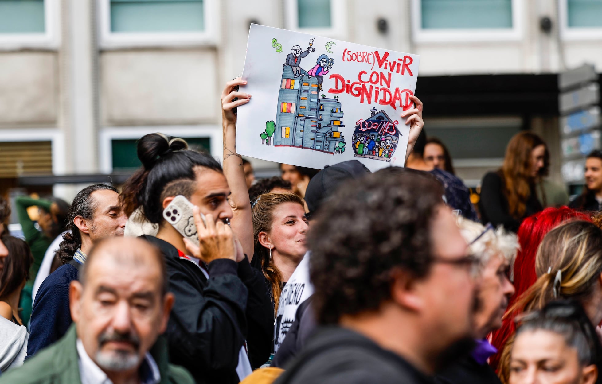 Los jóvenes abanderan la protesta masiva en Madrid por la vivienda ...
