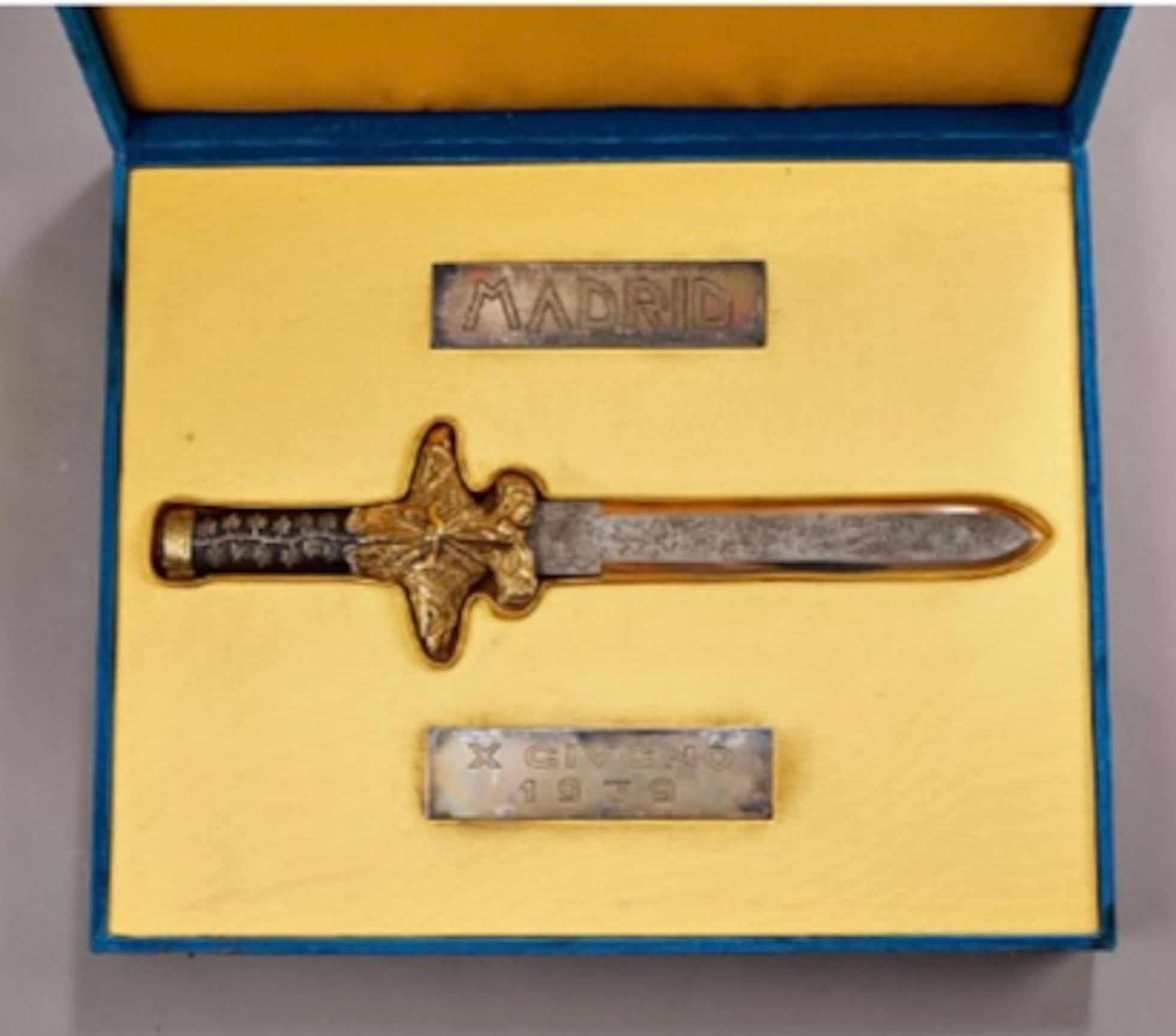 Civil War: Dagger allegedly belonging to Franco sold at auction for € ...