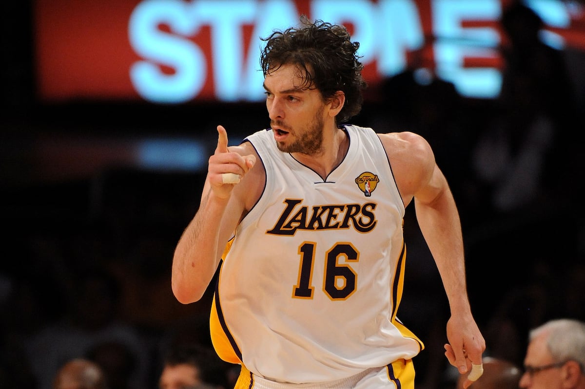 Los Ángeles Lakers retiran la camiseta con el 16, el número de Gasol ...