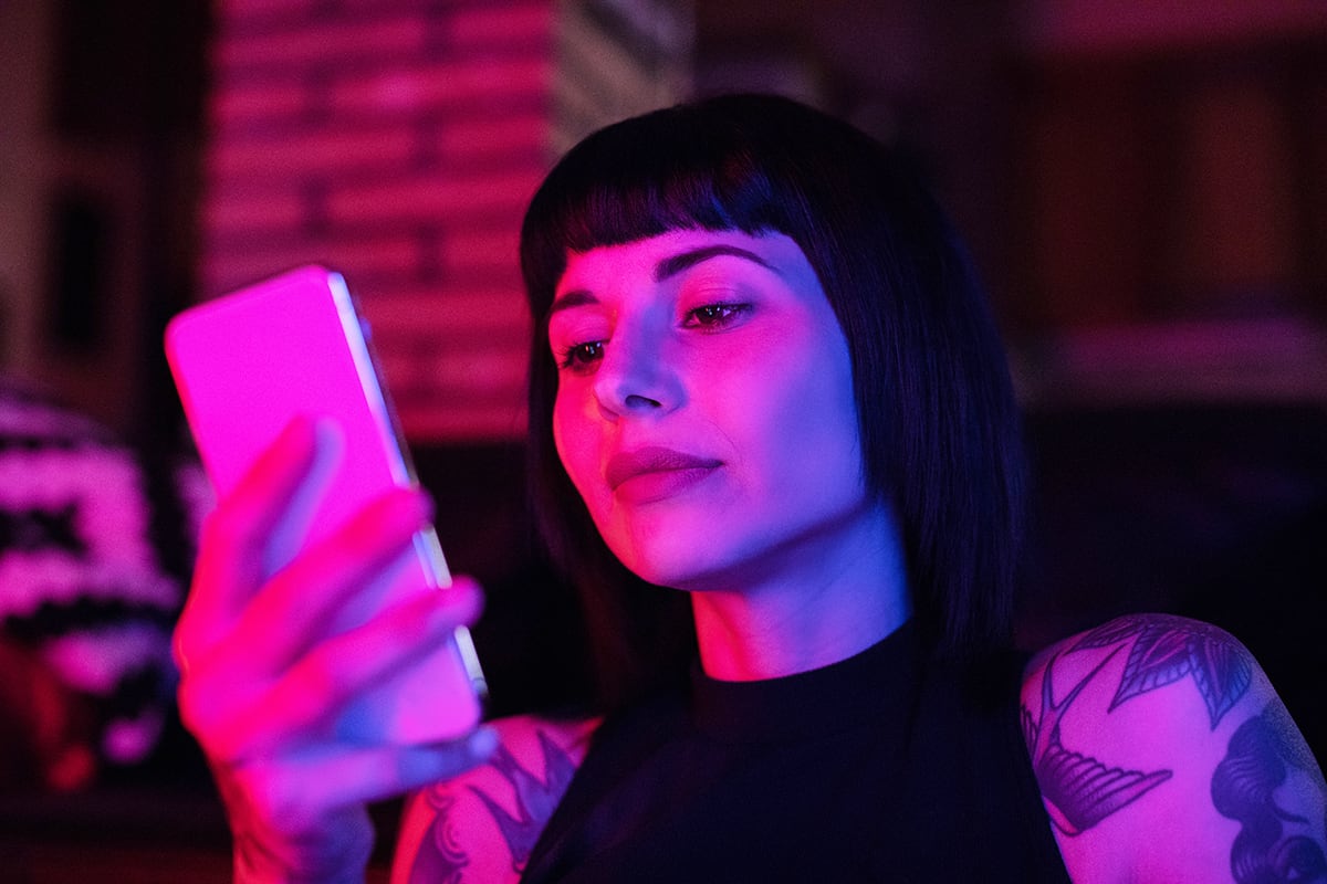 Por qué no puedes dejar de mirar las redes de tu ex y cómo dejar de ...