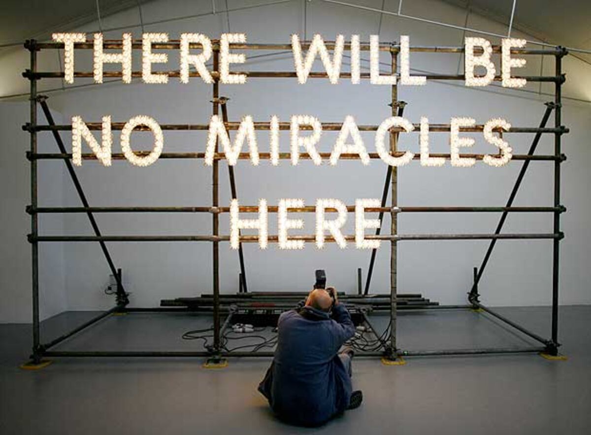 Imagen de There will be no miracles here, obra de Nathan Coley's ...