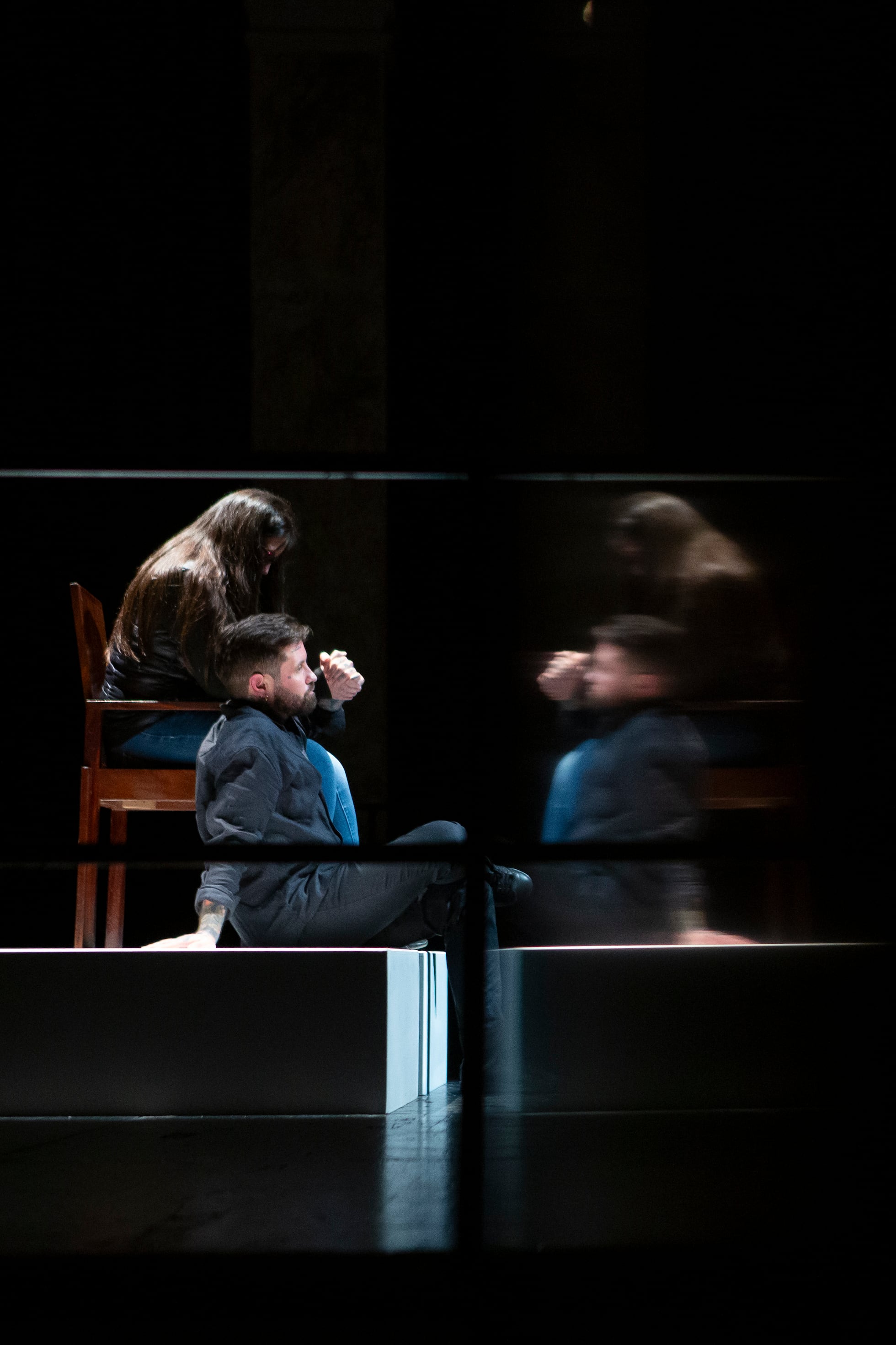 Una hora cogidos de la mano y mirándose en silencio: la ‘performance’ en la que Abel Azcona ha ...