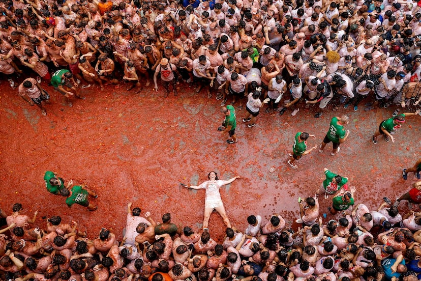 Buñol celebra la tradicional Tomatina con 22.000 personas en la calle y ...