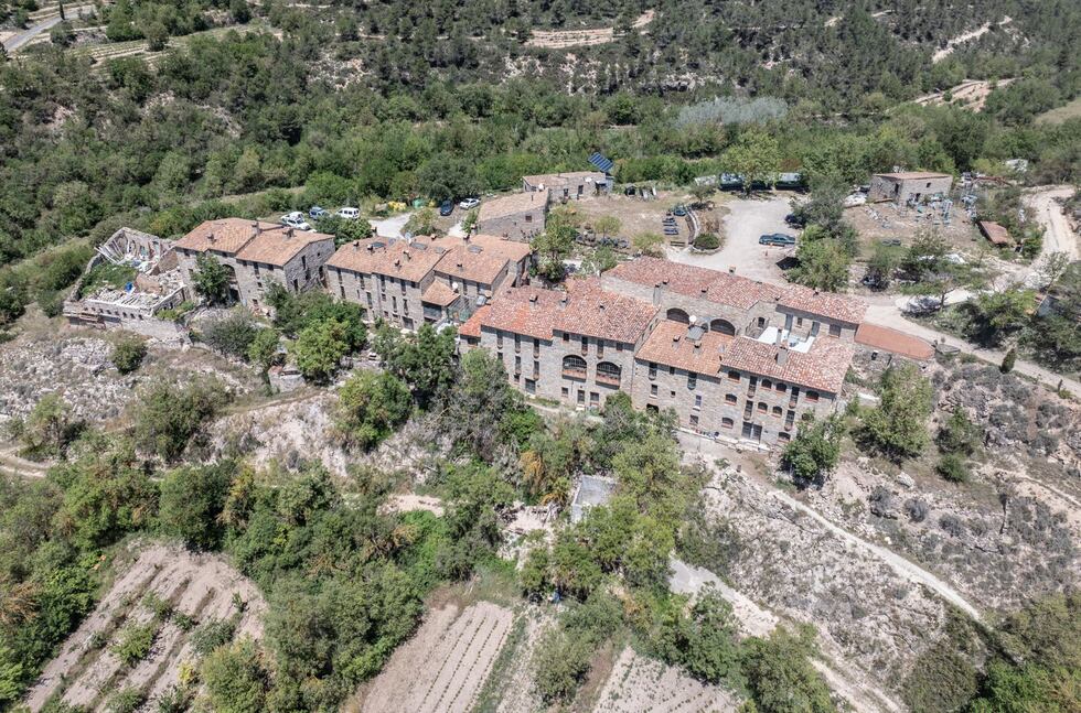 El Fonoll, the medieval village in Spain where clothes are banned ...
