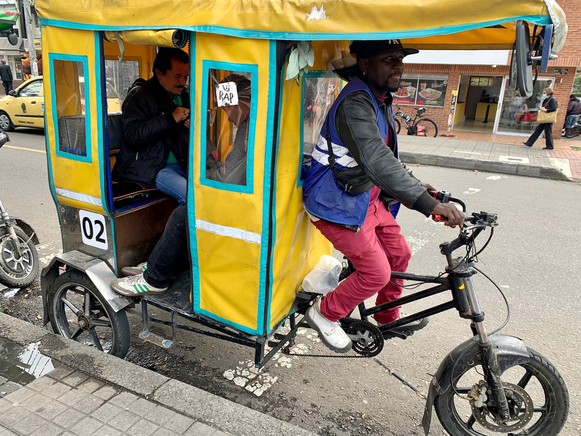 La regulación para los bicitaxis en Colombia llega 10 años tarde y deja ...
