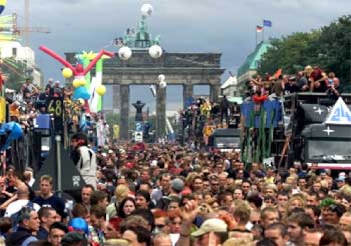 El 'Love Parade' es una de las fiestas veraniegas más emblemáticas de ...