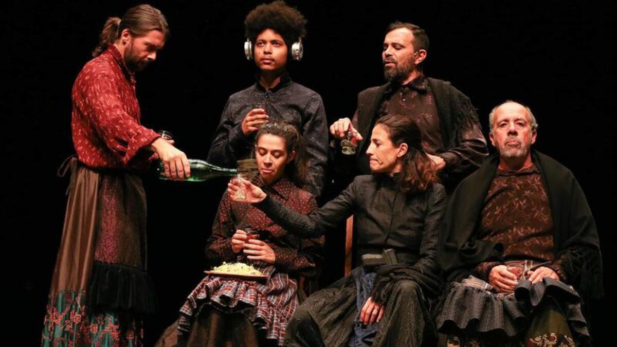 El público del Teatre Lliure entra en el juego y protesta a gritos ...