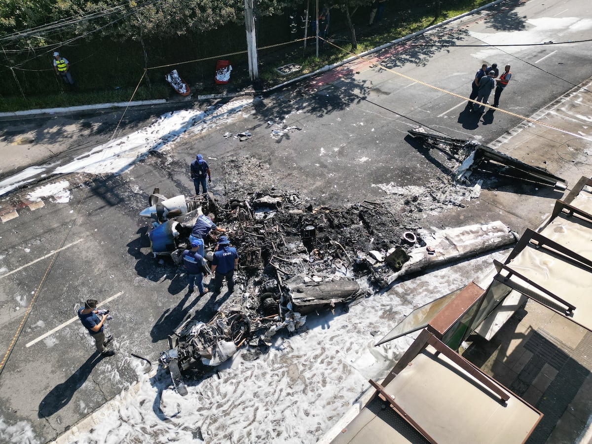 Dos muertos y varios heridos al estrellarse una avioneta en una avenida ... Dos muertos y varios heridos al estrellarse una avioneta en una avenida ...