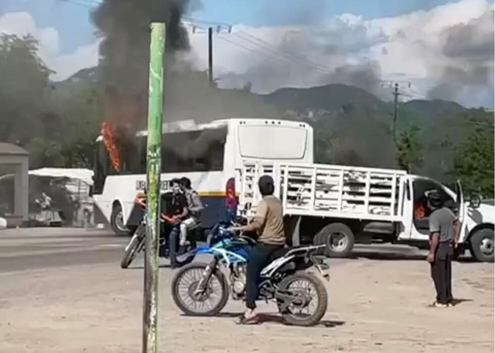 Burning vehicles, armed clashes and narco-blockades: Cartels unleash chaos near Culiacán ...