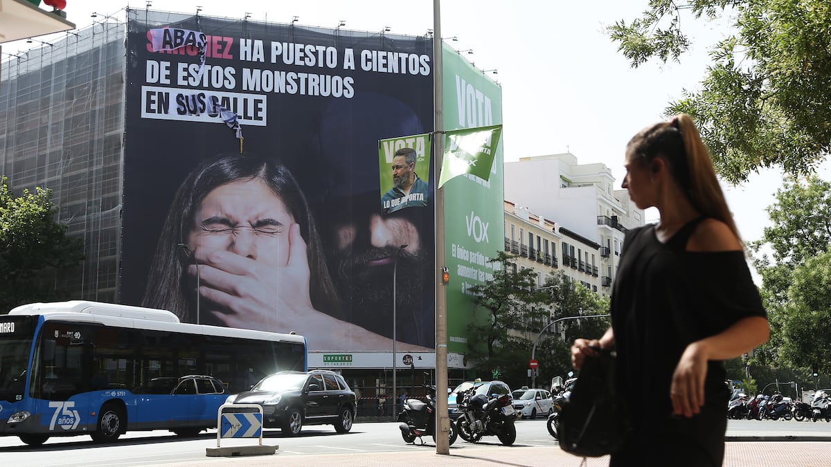 Boicoteada una lona de Vox contra Sánchez en Madrid: “Abascal ha puesto ...