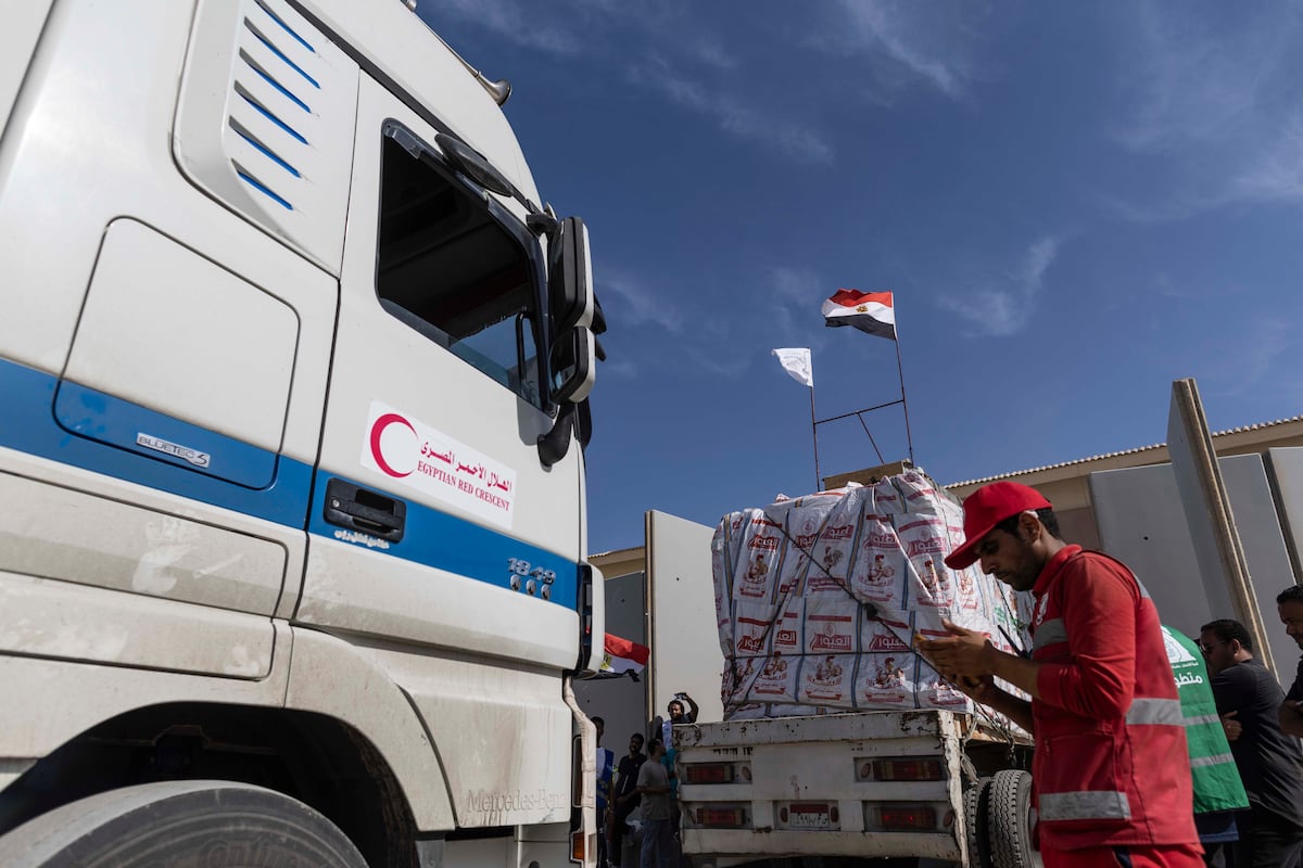 First aid trucks cross into besieged Gaza | International | EL PAÍS English