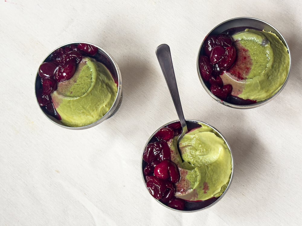 ‘Panna cotta’ de té matcha y cerezas | Recetas | Gastronomía | EL PAÍS