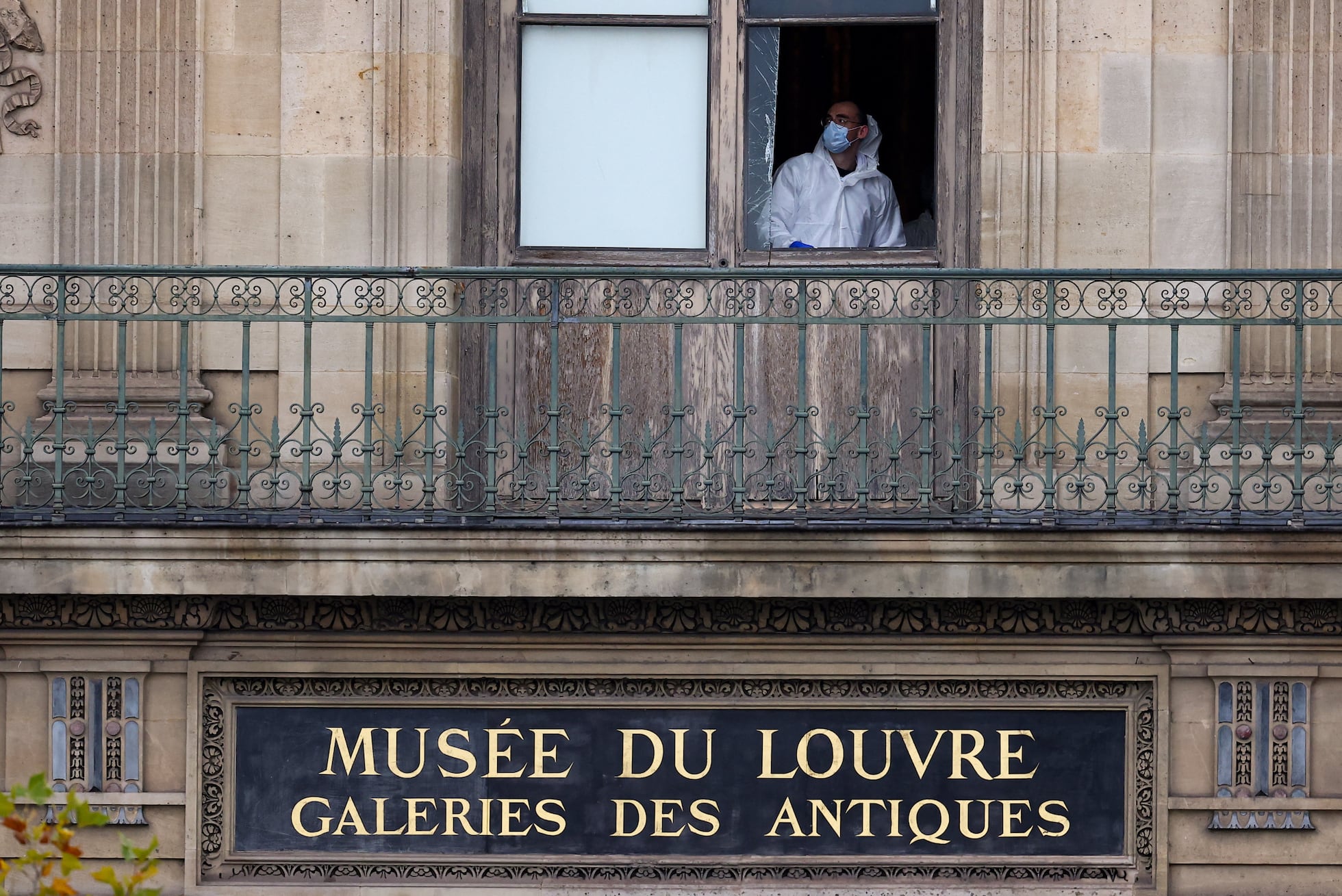 The keys to the Louvre heist: Seven minutes, four thieves and an ...