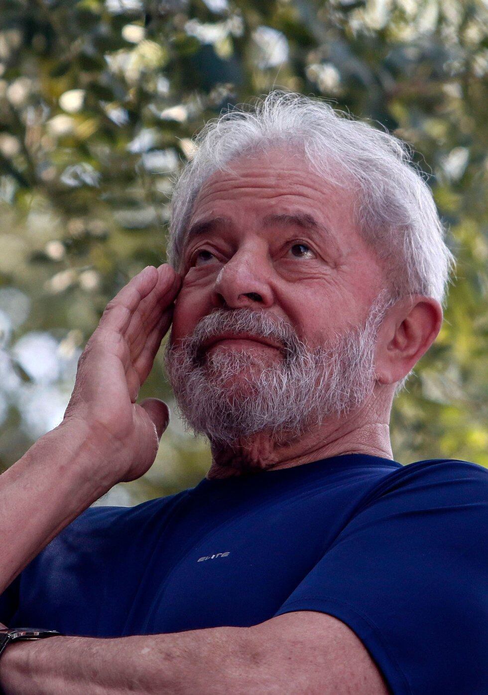 A prisão de Lula em imagens: choro e raiva de um lado, fogos e panelas ...