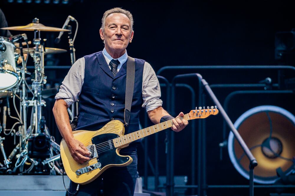 Bruce Springsteen speaks out against ICE and dedicates a song to Renee ...