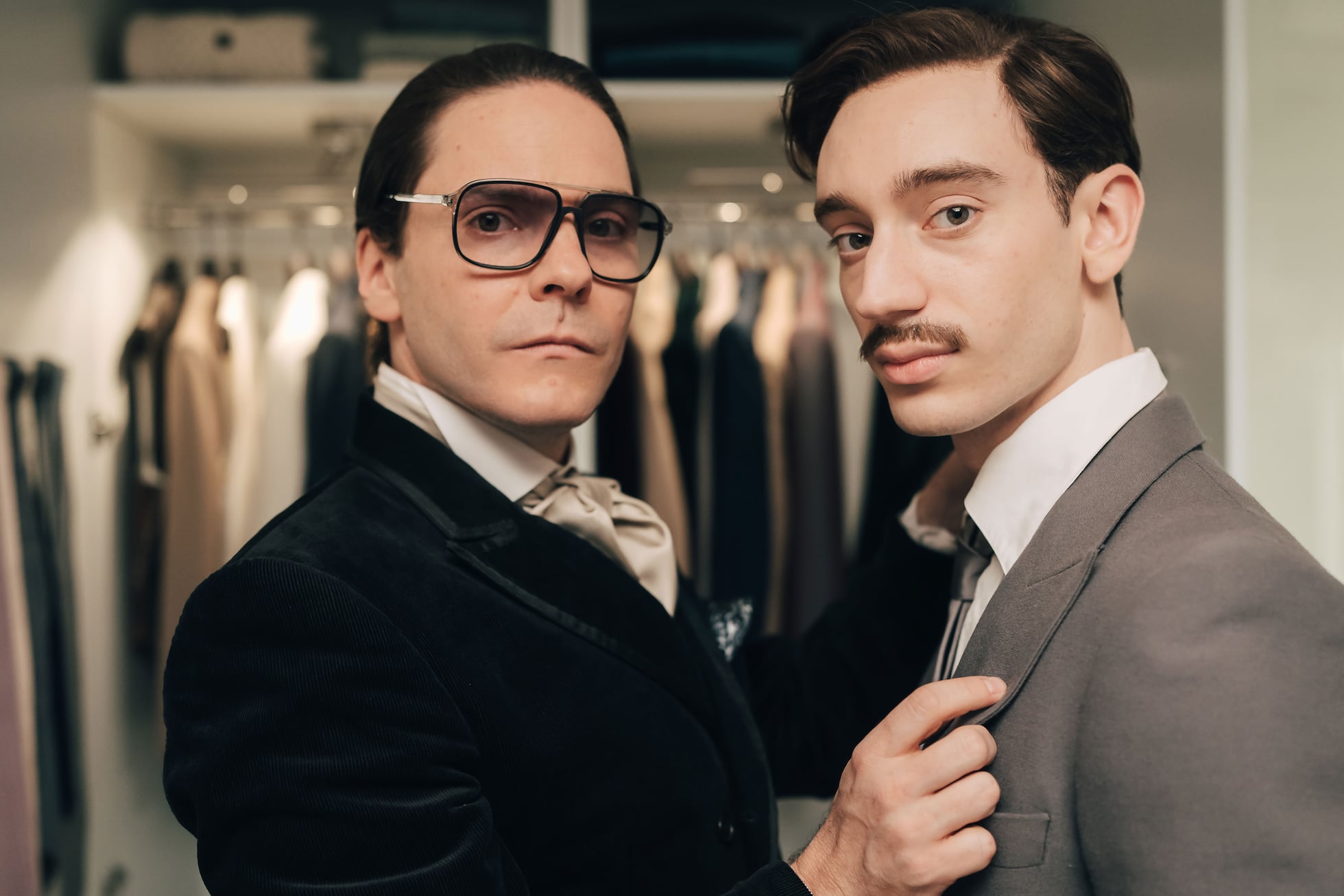 Daniel Brühl, irreconocible como el prusiano y proustiano Karl Lagerfeld de Disney+: “Tras todas ...