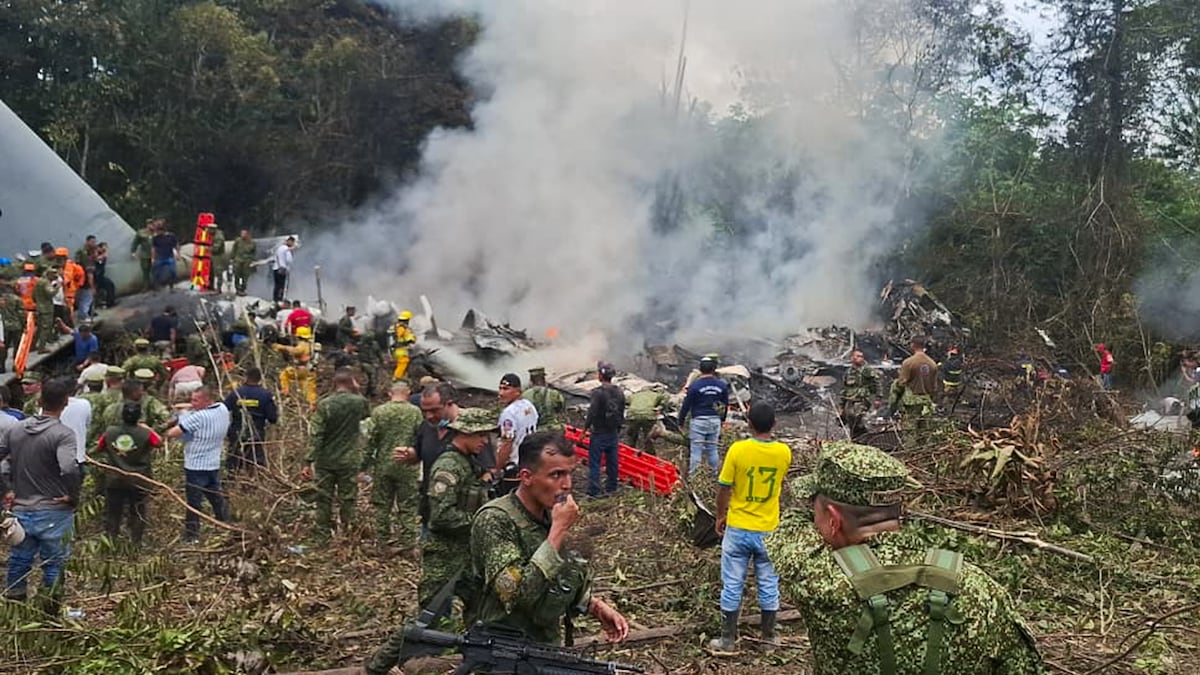 Petro y Duque se cruzan acusaciones por el avión caído en Putumayo | EL ...