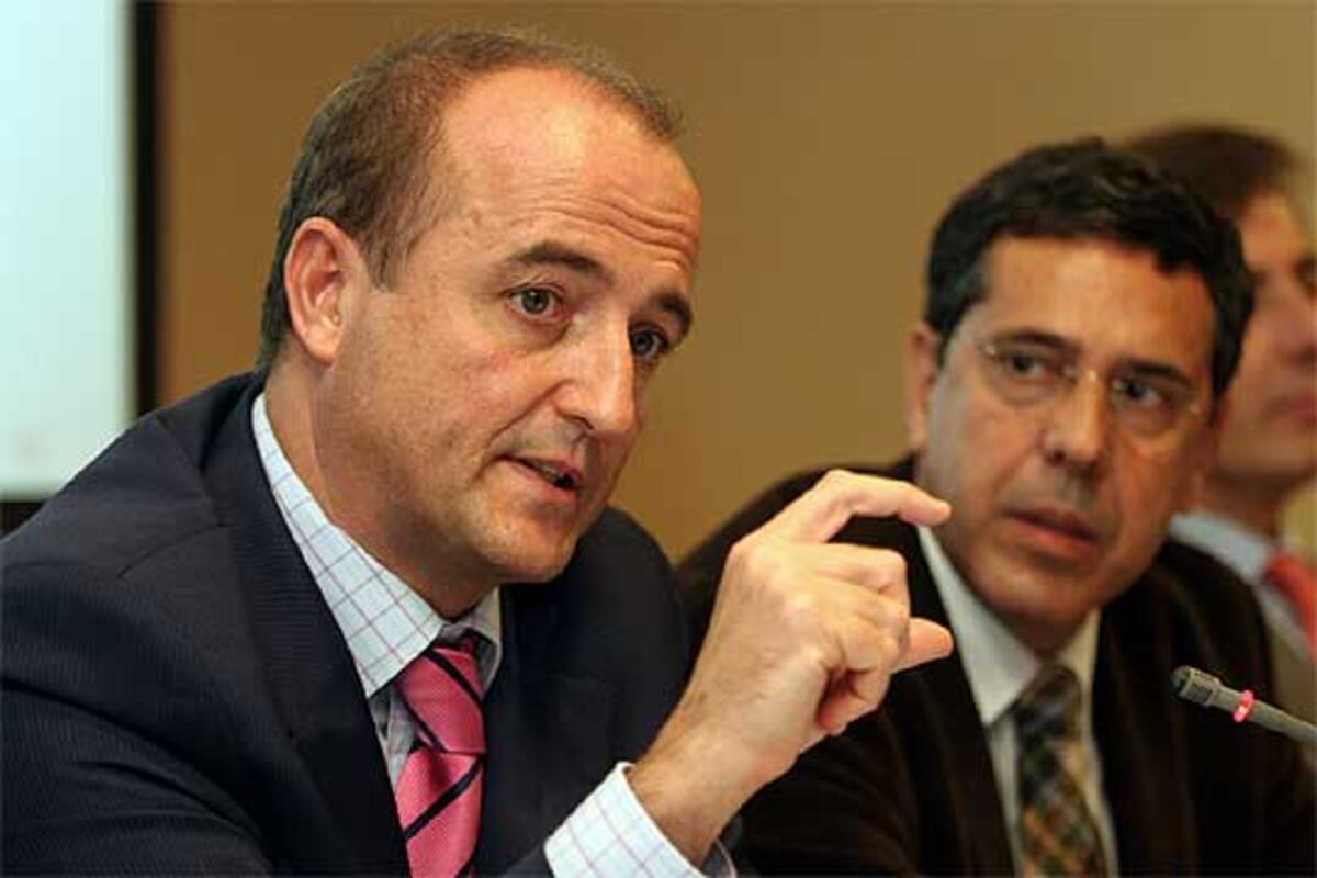 Miguel Sebastián, y al fondo, Fernando Moraleda, secretario de Estado ...