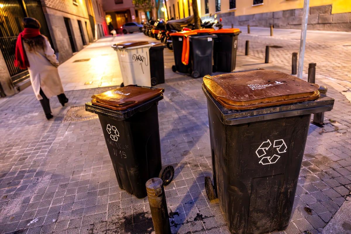 La tasa de basuras de Almeida se dispara a 141 euros de media por hogar sin tener en cuenta la ...