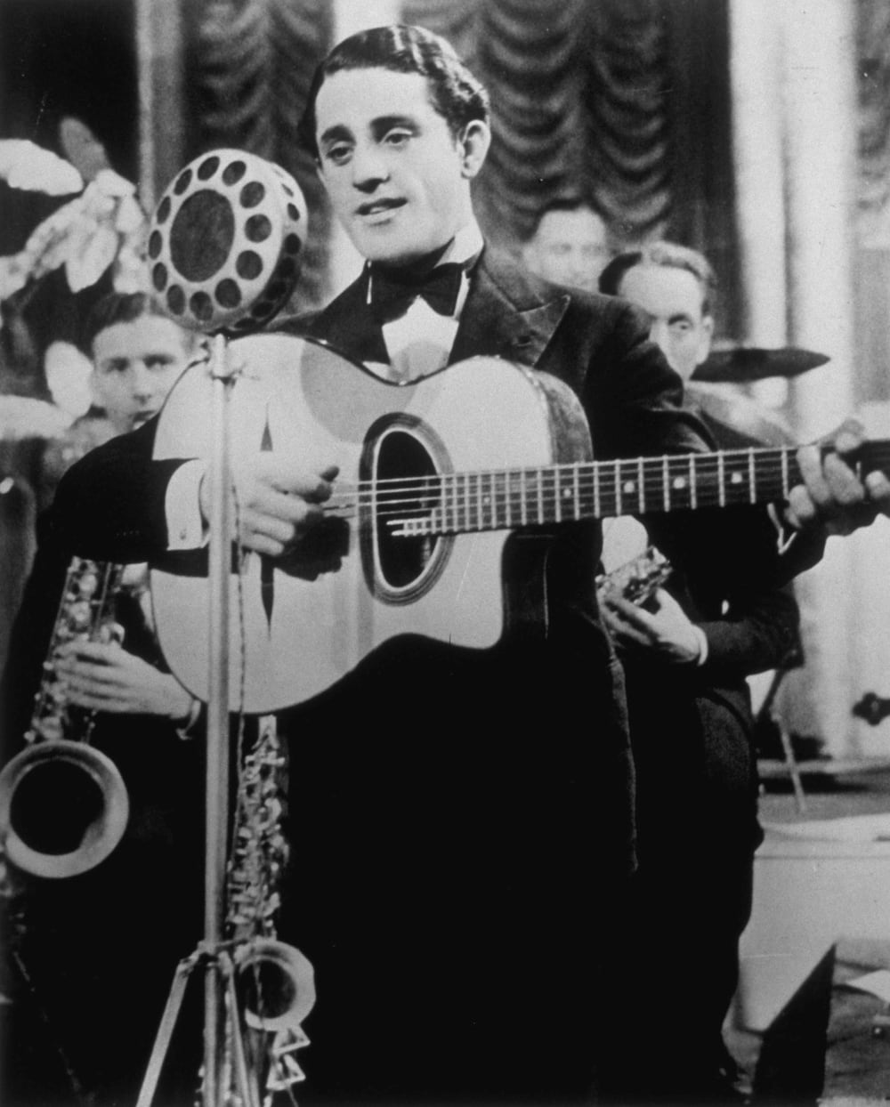 The forgotten Al Bowlly: The singer, killed by Nazi bombs, now ...