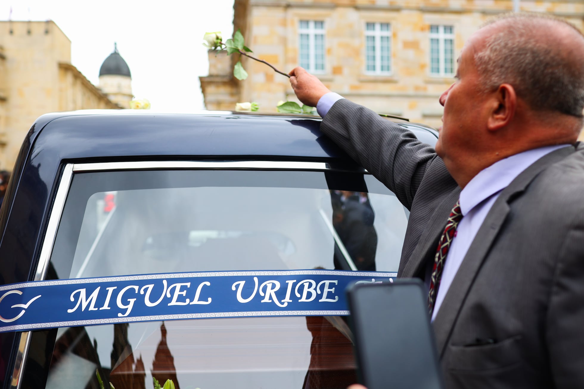 El entierro de Miguel Uribe remarca las fracturas políticas en Colombia ...