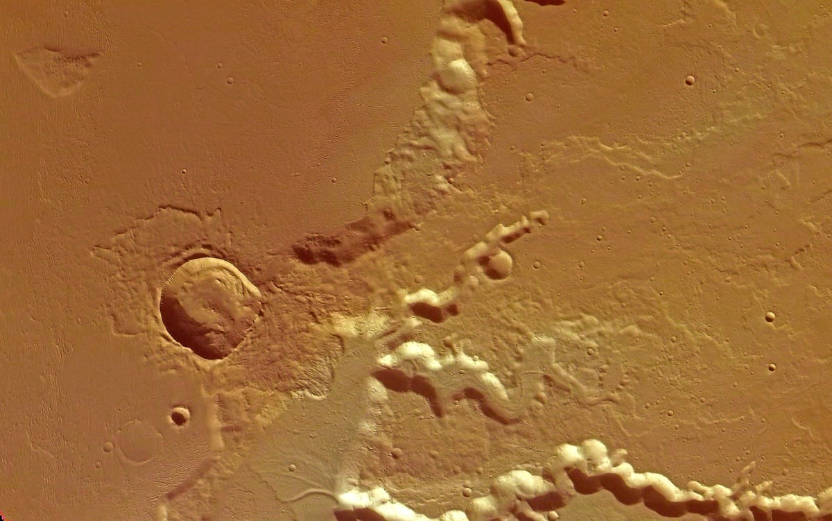 Massive deposits of water ice discovered on the equator of Mars ...