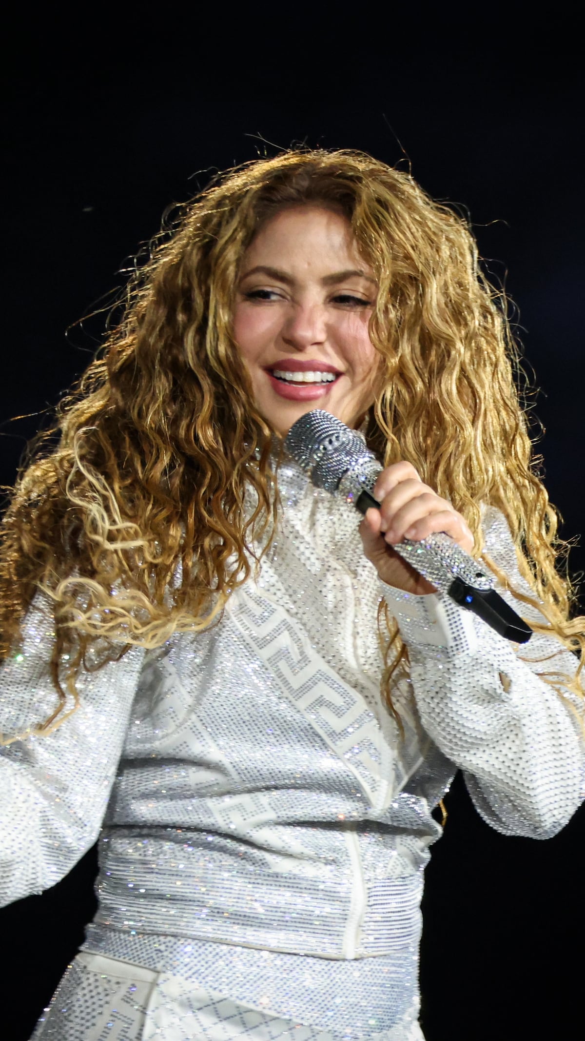Shakira canta “Acróstico” por primera vez en vivo junto a sus hijos ...