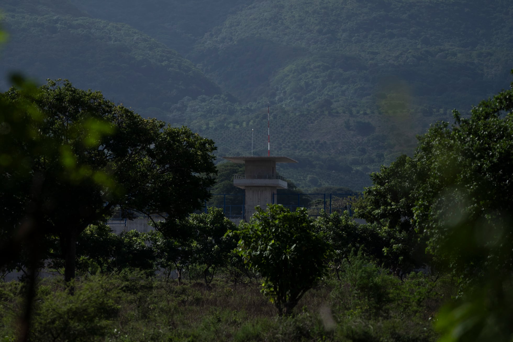 El Cecot, la megacárcel de Bukele, tira sus aguas negras sobre tres ...