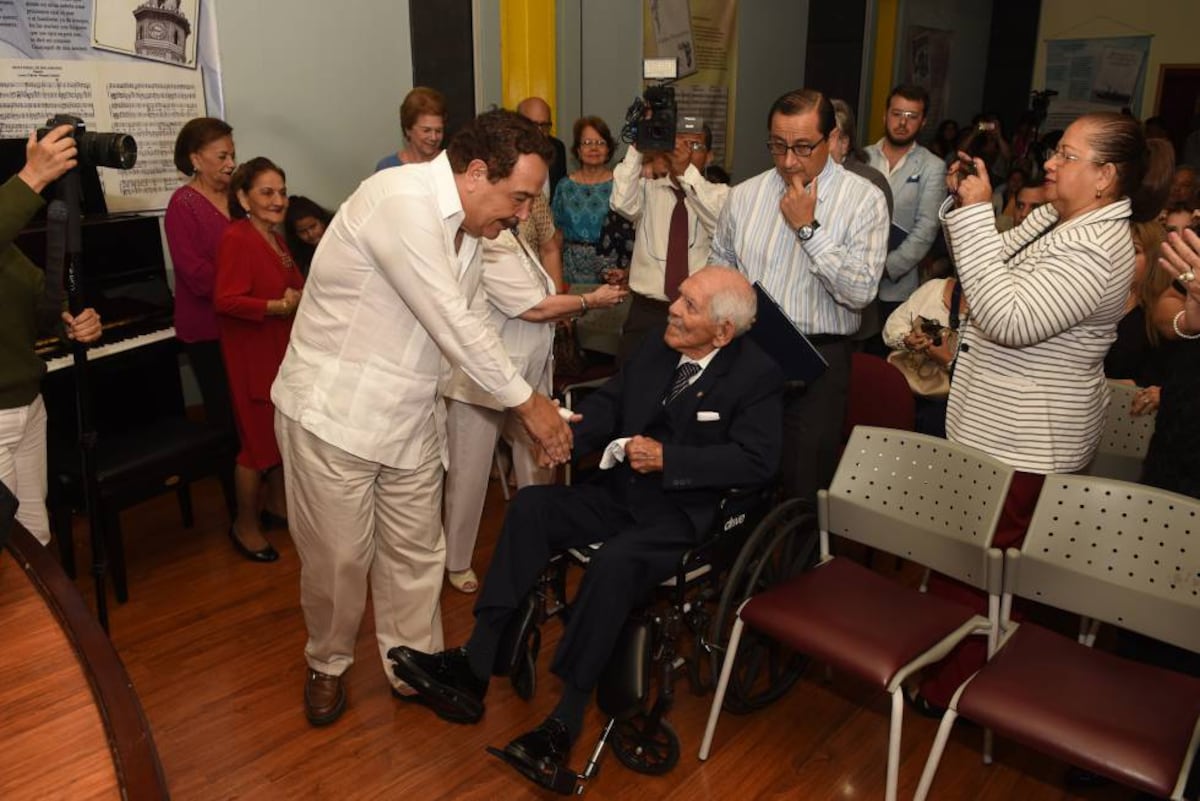 Muere Carlos Rubira Infante, el compositor que puso letra al ...