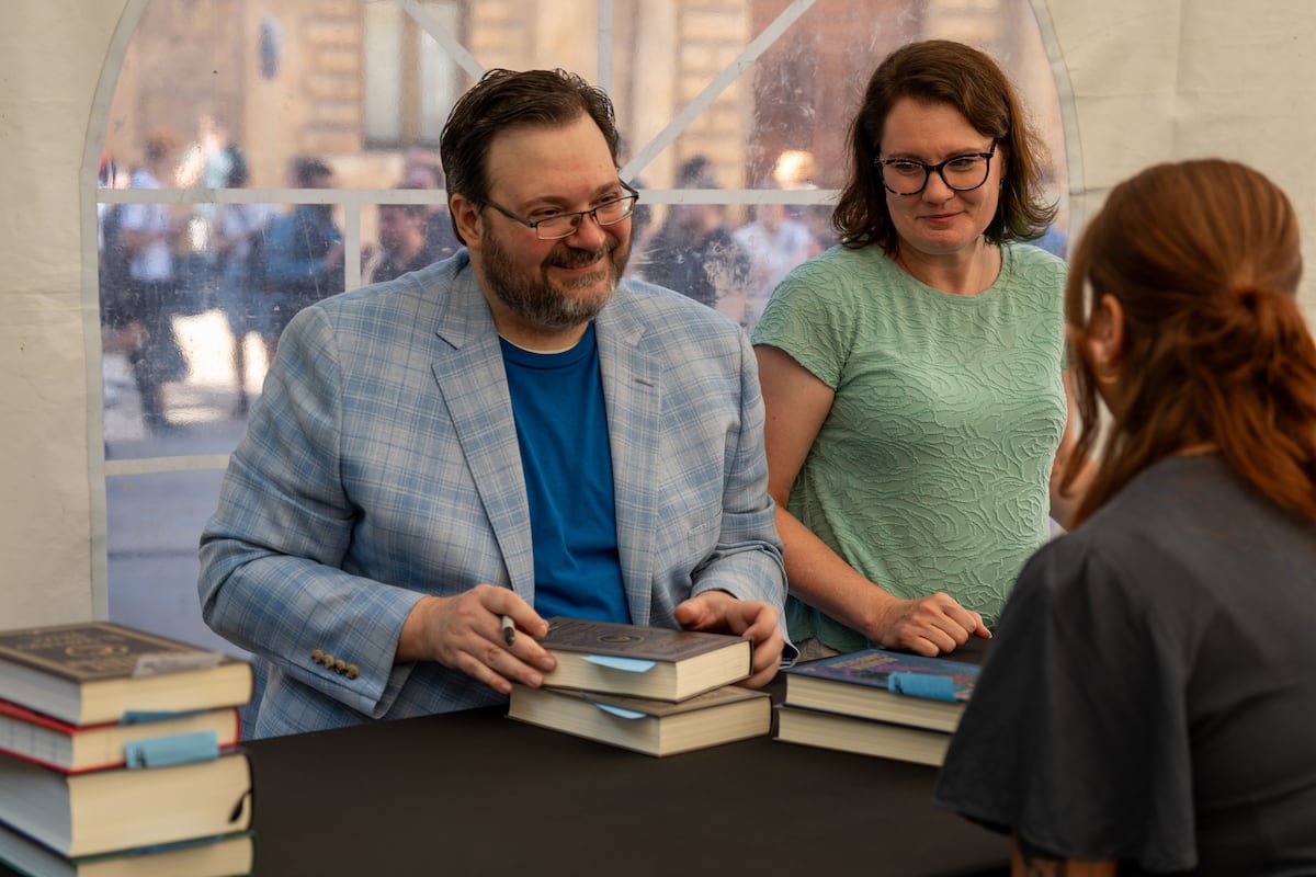Brandon Sanderson: el nuevo pope de la fantasía épica con 42 millones ...