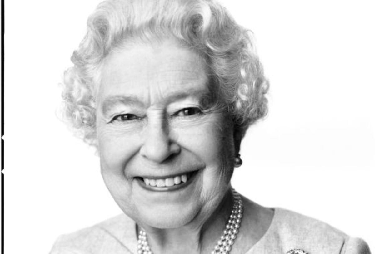 Un retrato de Isabel II sonriente para promocionar el Reino Unido ...