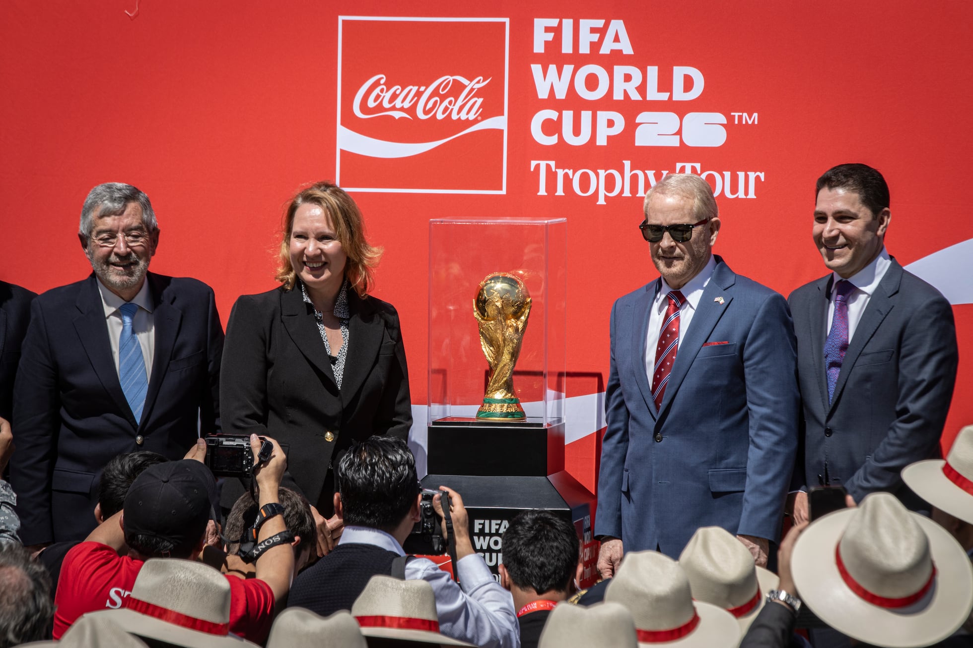 El trofeo de la Copa Mundial llega a México como un bálsamo tras una ...