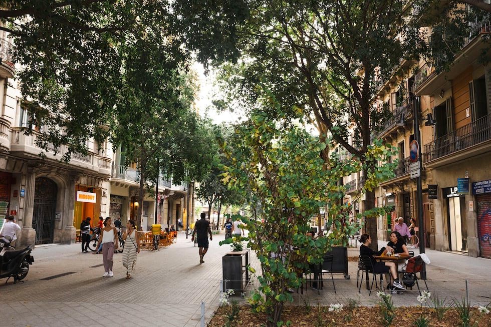 Cinc terrasses per disfrutar a qualsevol hora del pacificat carrer Consell de Cent de Barcelona ...
