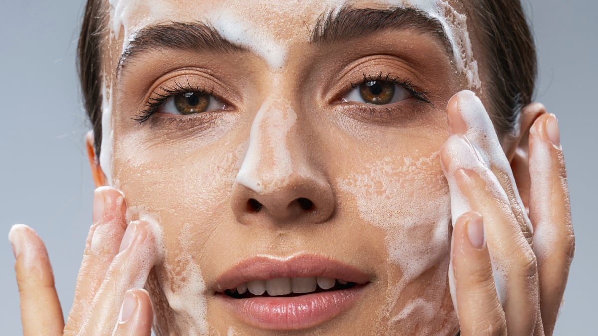 El aceite limpiador facial en espuma ideal para pieles muy secas: lo recomiendan los ...
